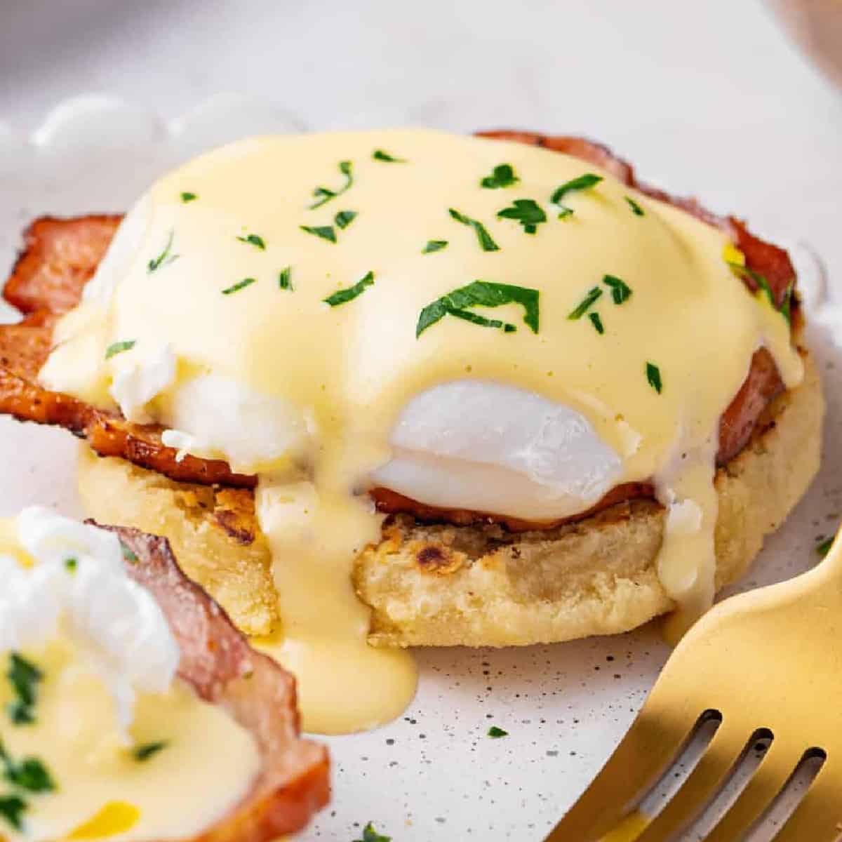 Easy Eggs Benedict Recipe | All Things Mamma